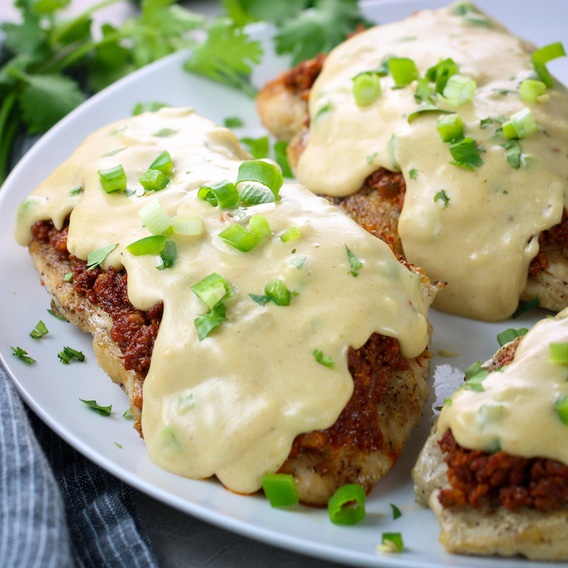 Pollo con chorizo y salsa de queso - Cocina Facil