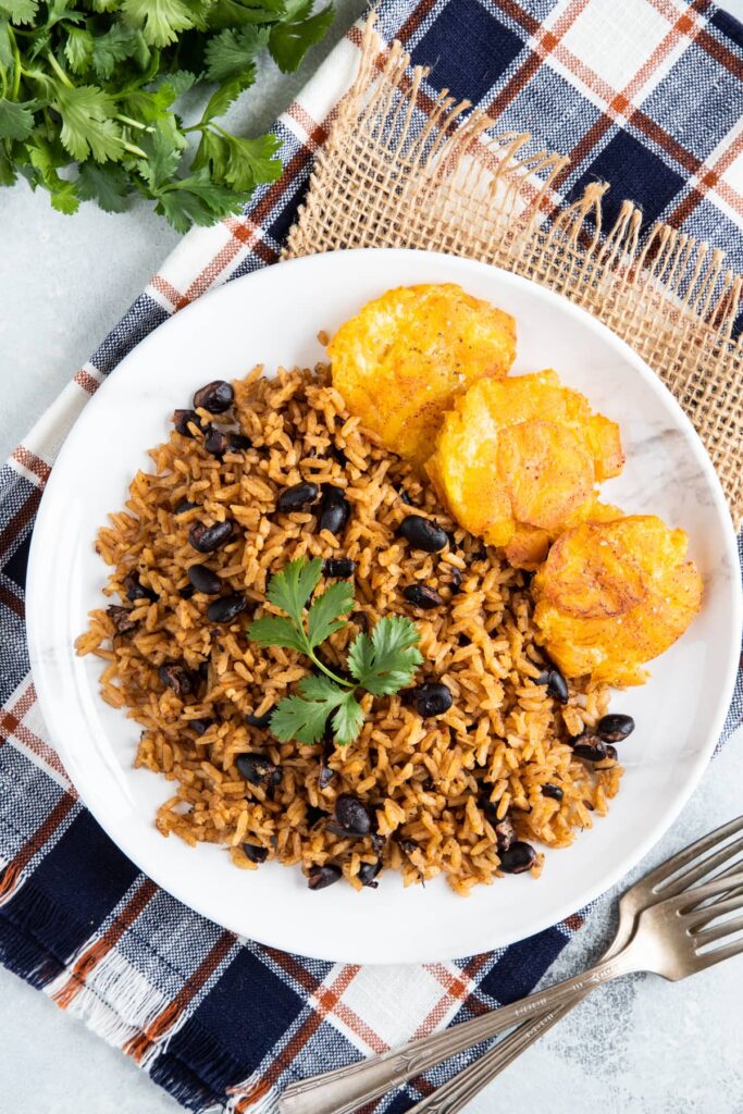 Receta Fácil de Frijoles Negros y Arroz (Arroz Congri) - Cocina Facil
