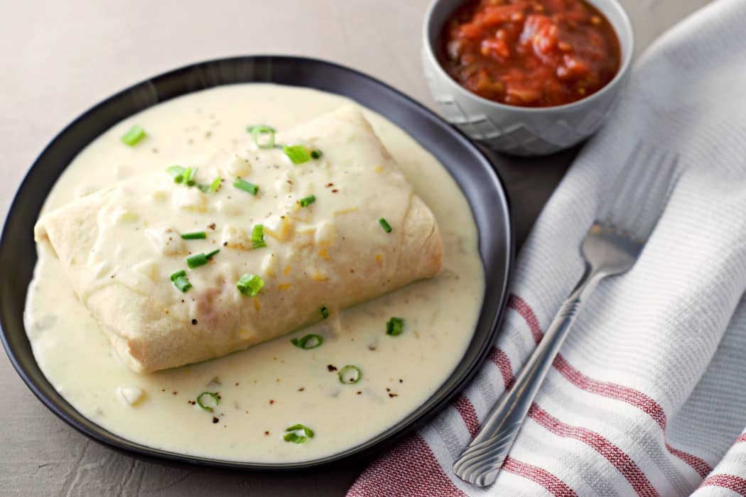 Receta de chimichangas de pollo crujiente con salsa de chile verde para ...