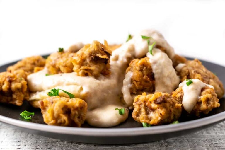 Bistec de pollo frito y salsa picante con galletas caseras - Cocina Facil