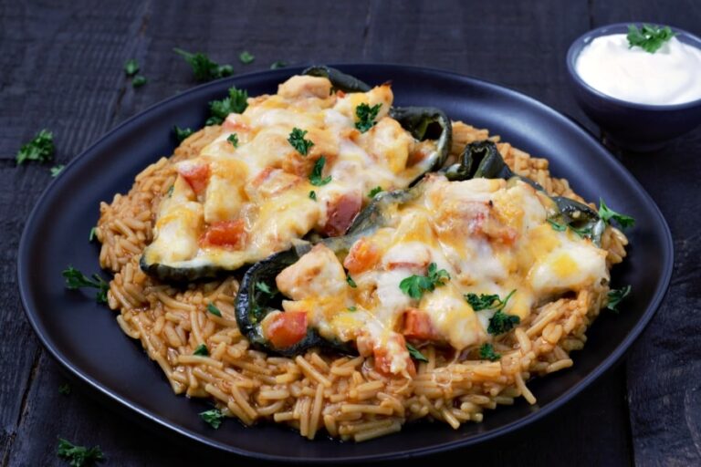 Receta de chiles rellenos con queso y pollo poblano para dos - Cocina Facil