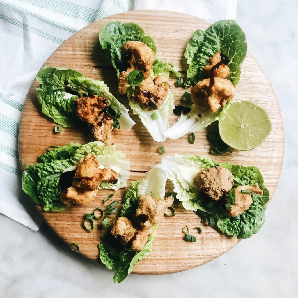 Tazas de lechuga de coliflor frita especiada india con aderezo de ...