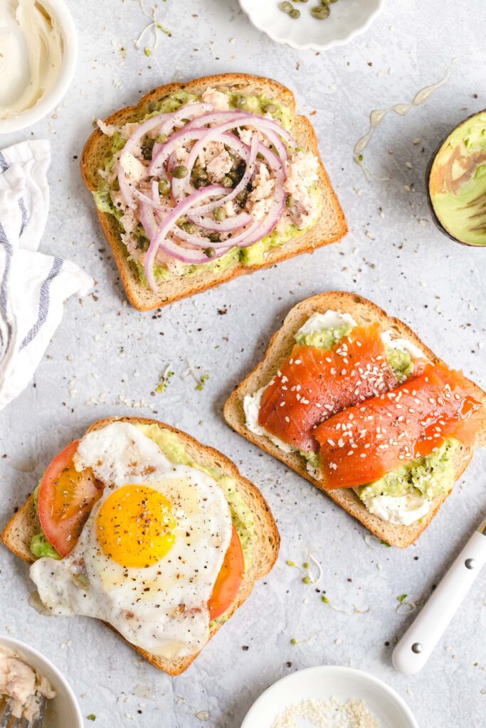 3 recetas fáciles de tostadas de aguacate - Cocina Facil