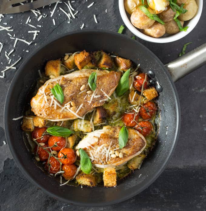 Pesto cremoso de pollo con picatostes y tomates asados - Cocina Facil