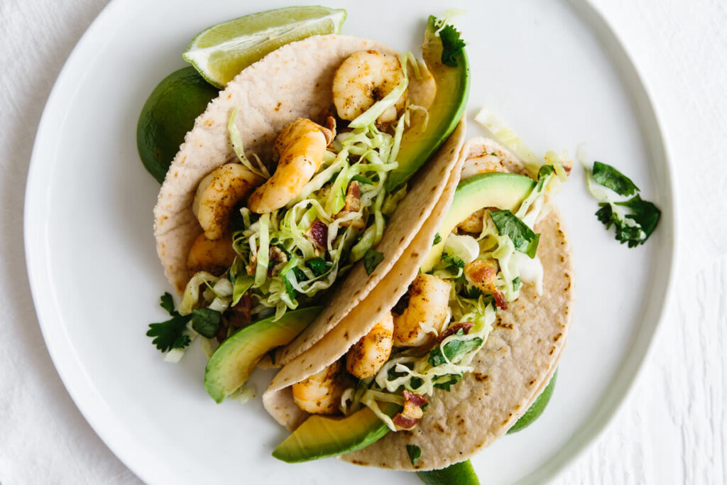 Tacos De Camarones Con Tocino Y Ensalada De Limón Y Cilantro - Cocina Facil