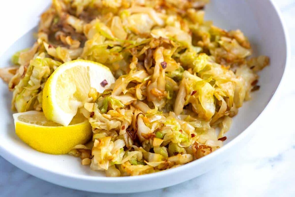 Repollo salteado con ajo y limón - Cocina Facil