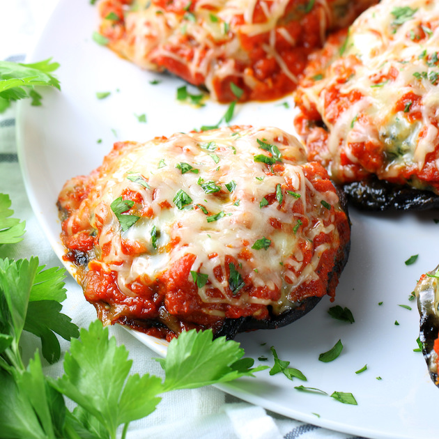 Hongos portobello rellenos de pollo parmesano - Cocina Facil