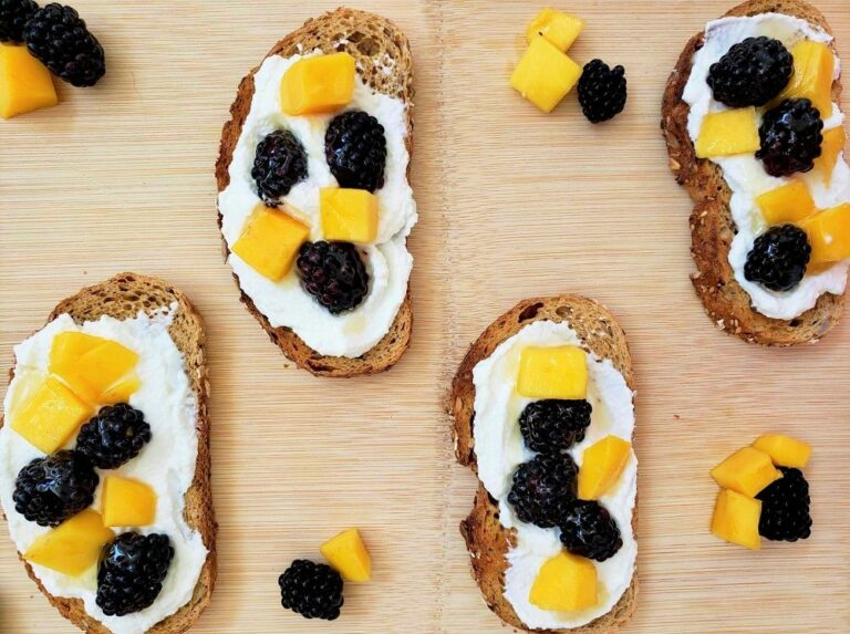 Receta de tostadas de frutas y miel con ricotta - Cocina Facil
